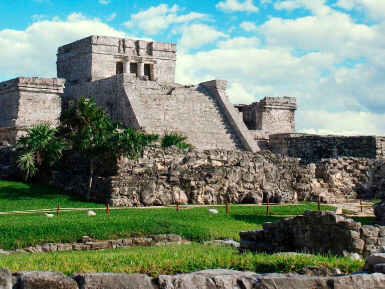 ℹ Explora La Historia: Tour por las Ruinas Mayas de Tulum ️